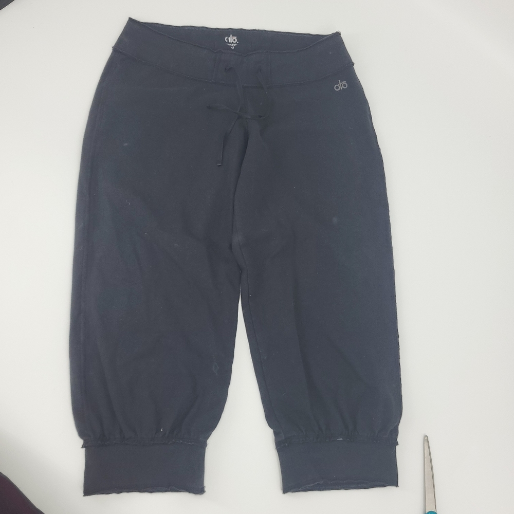 Alo Balloon Leg Capri Athletic Workout Pants - Gem